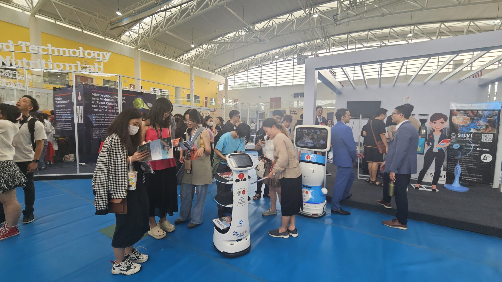 EXCITEMENT AT RMIT: DIGICORP ROBOTS MAKE AN IMPACT AT RMIT EXPERIENCE ...