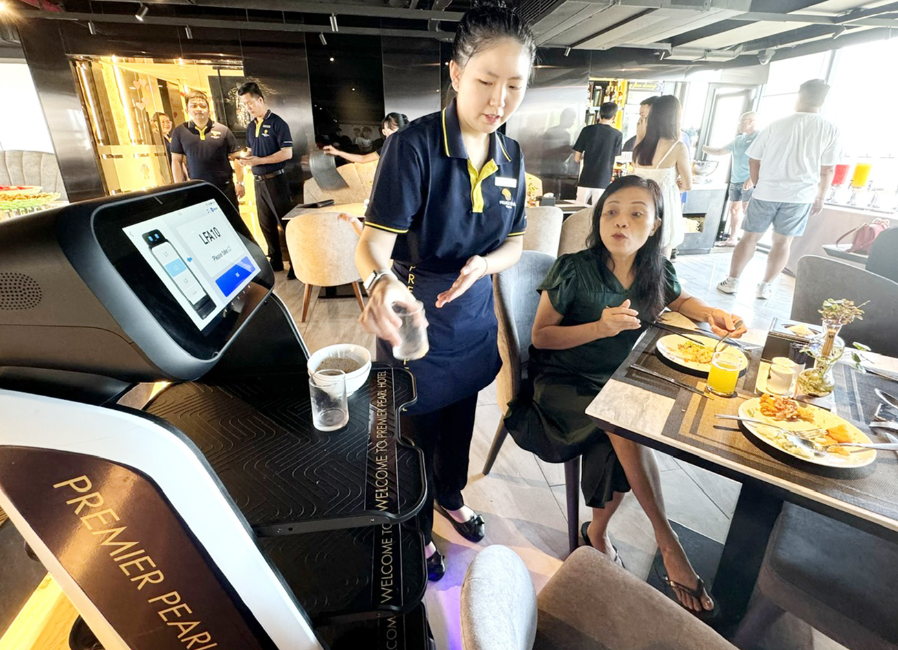 Robot T9: The Future Server at Premier Pearl Hotel Vung Tau - DigiCorp