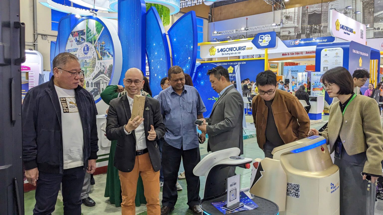 DIGICORP GIỚI THIỆU GIẢI PHÁP ROBOT PHỤC VỤ KHÁCH SẠN, NHÀ HÀNG TẠI ...